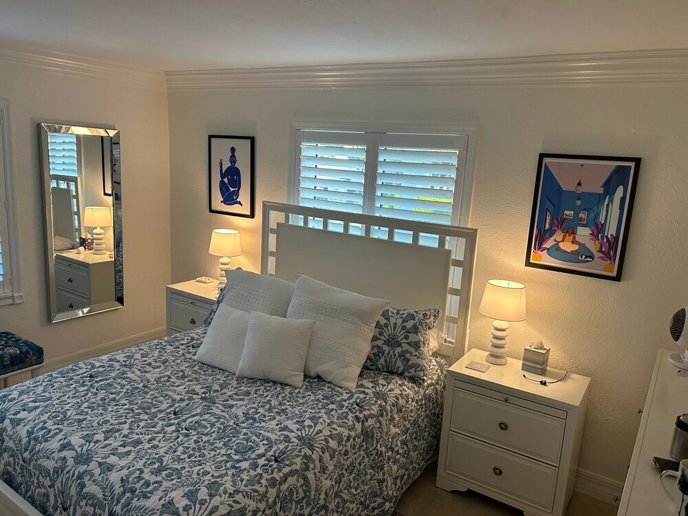 Sought After Castleton Gardens Olde Naples 1 BR Condo - 5 Min Walk to ...