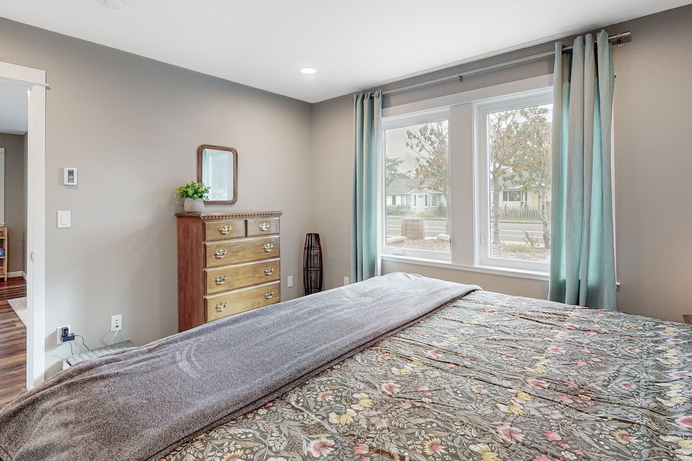 Newly Built Home With Hot Tub & Great Backyard - Walk To The River, Old Town - Florence