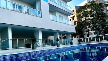 Apartamento | Piscina | Piscina exterior, uma piscina aquecida, guarda-sóis, espreguiçadeiras