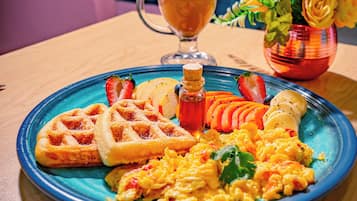 Café da manhã com pratos da culinária local grátis todos os dias