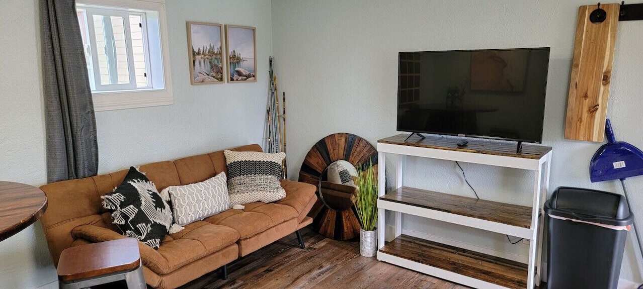 10 Minute Walk To Restaurants & Trails - Convenient Location - #4 Slumber Village - Alaska