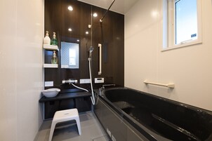 Villa Comfort | Casa de banho | Um polibã e uma banheira separados, um secador de cabelo, chinelos 
