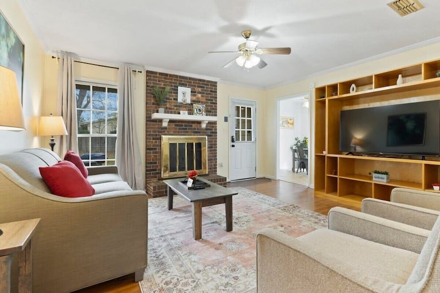 Large Fenced Yard Near Midtown- Shamrock Stay - Montgomery