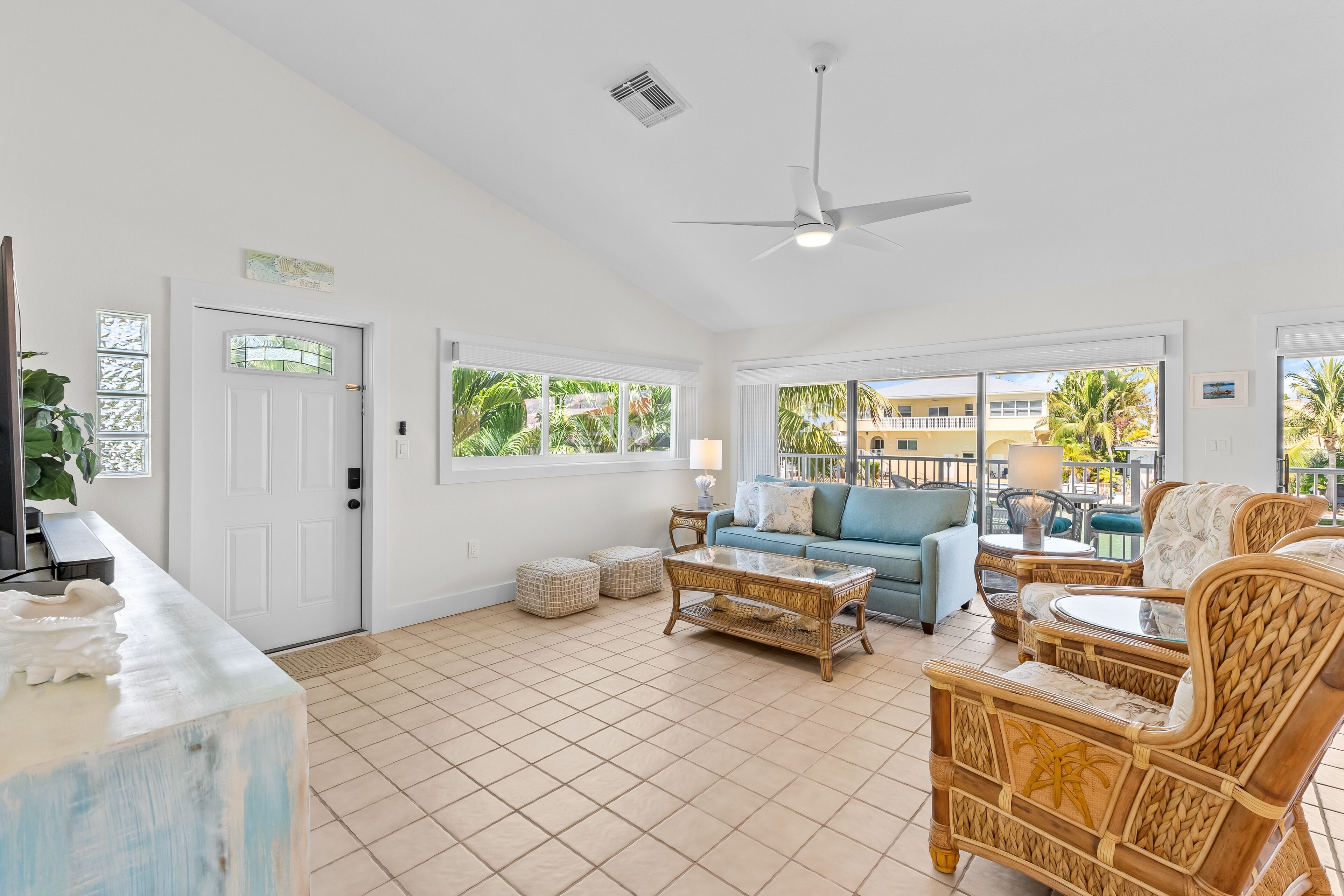 Waterfront Duplex With Hot Tub, Pool, & Beach Access - W/d, Balcony, And Grill - Key Colony Beach, FL