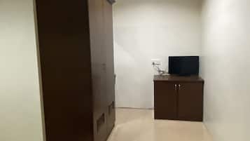 Quarto Duplo Deluxe | Sala de estar | Televisor de ecrã plano de 32 polegadas com canais por cabo