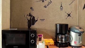 Serviço de almoço e jantar; culinária italiana, restaurante ao ar livre