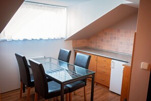 Quarto quádruplo básico | Cozinha privada | Geladeira, micro-ondas, cooktop, talheres/pratos/utensílios de cozinha