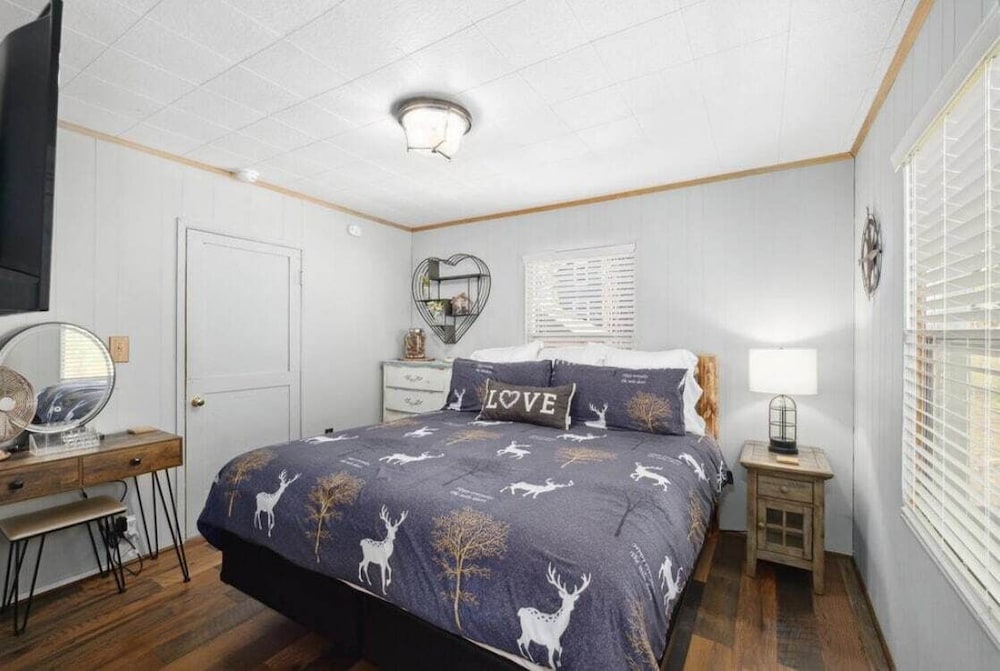 This House Is A 3 Bedroom(s), 2 Bathrooms, Located In Shaver Lake, Ca. - Shaver Lake, CA