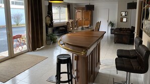 Uma cozinha moderna com área de bar, espaço para refeições e vista para o exterior.