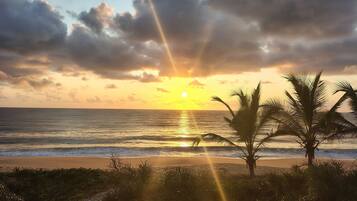 Quarto Triplo | Praia | Na praia, praia de areia branca, guarda-sóis de praia, toalhas de praia