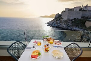 Pequeno-almoço tipo buffet diário (18 EUR por pessoa) 