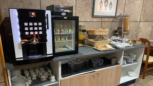 Estação de pequeno-almoço com serviço livre, incluindo frigorífico, máquina de café e bebidas refrigeradas.