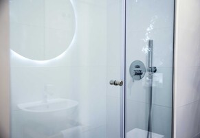 Quarto Triplo | Casa de banho | Artigos de higiene pessoal grátis, um secador de cabelo 