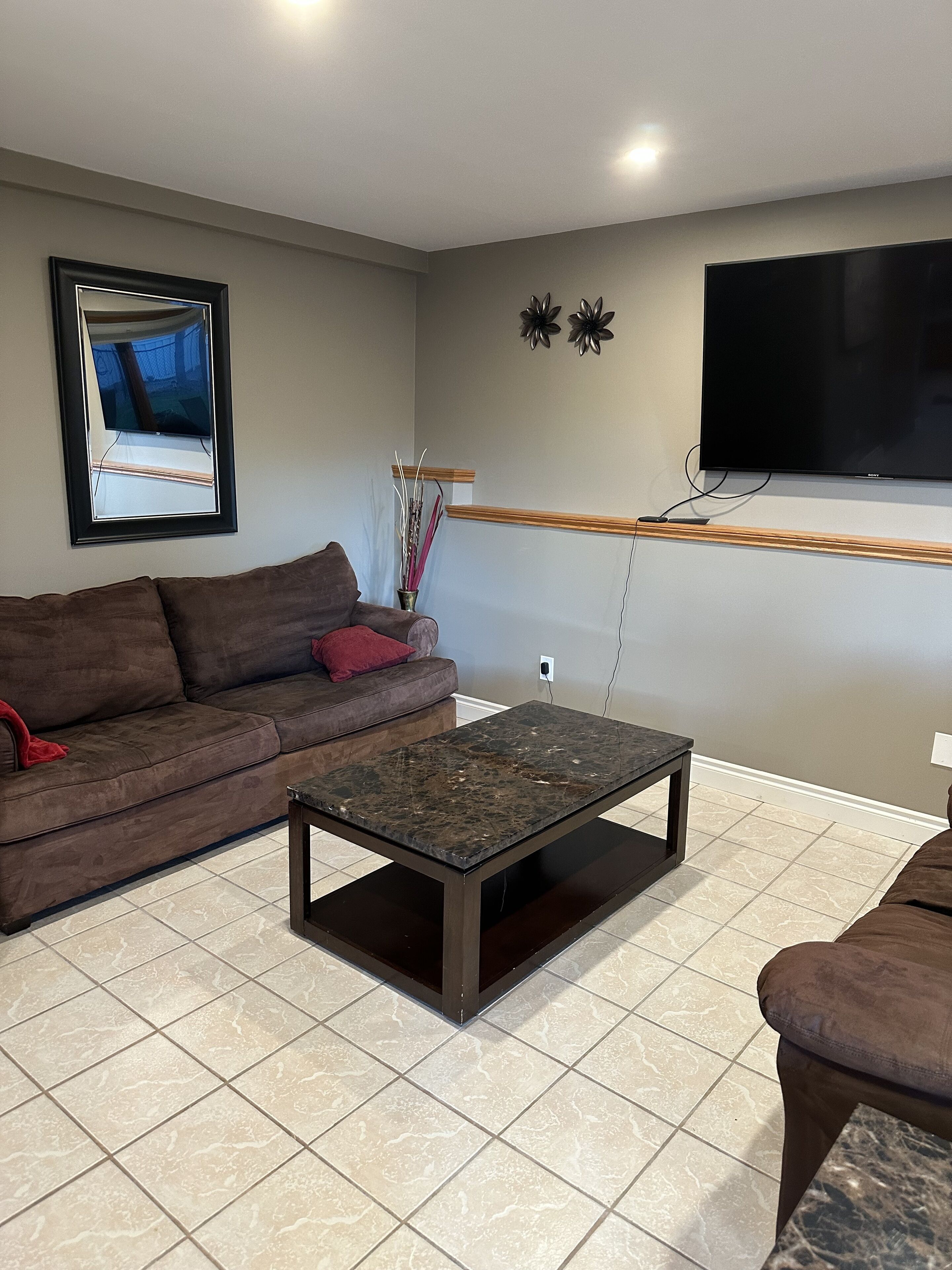 Separate Sunny Walk Out Basement Suite In Safe Upscale Neighborhood. Pets Ok/fee - Calgary