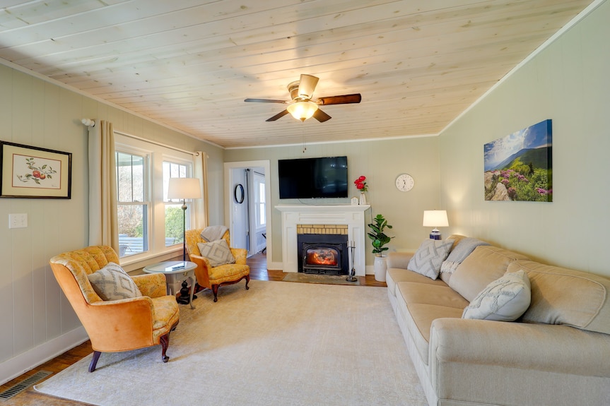 Idyllic Home On 26-acre Farm In Blue Ridge Mtn - Roan Mountain, TN