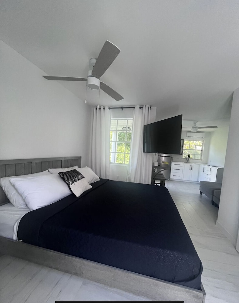 7mile-Hidden Hideaway-King Bed-Kitchen-Pool - Seven Mile Beach | Vrbo