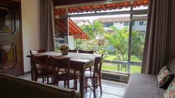 Apartamento superior, várias camas | Parte interna
