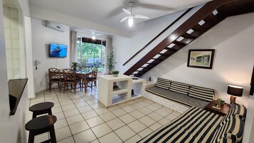 Duplex premium, banheira de hidromassagem | Área de estar | Smart TV 43 polegadas com canais digitais