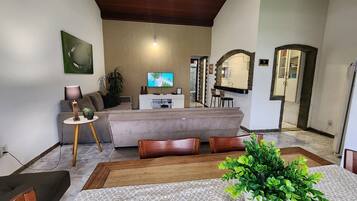 Apartamento superior, várias camas | Parte interna