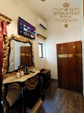 Quarto casal clássico | Escrivaninha, espaço de trabalho para notebook, quartos à prova de som