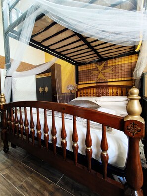 Quarto quádruplo básico | Escrivaninha, espaço de trabalho para notebook, quartos à prova de som