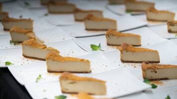 Exposição de sobremesas com fatias de cheesecake dispostas em pratos brancos.