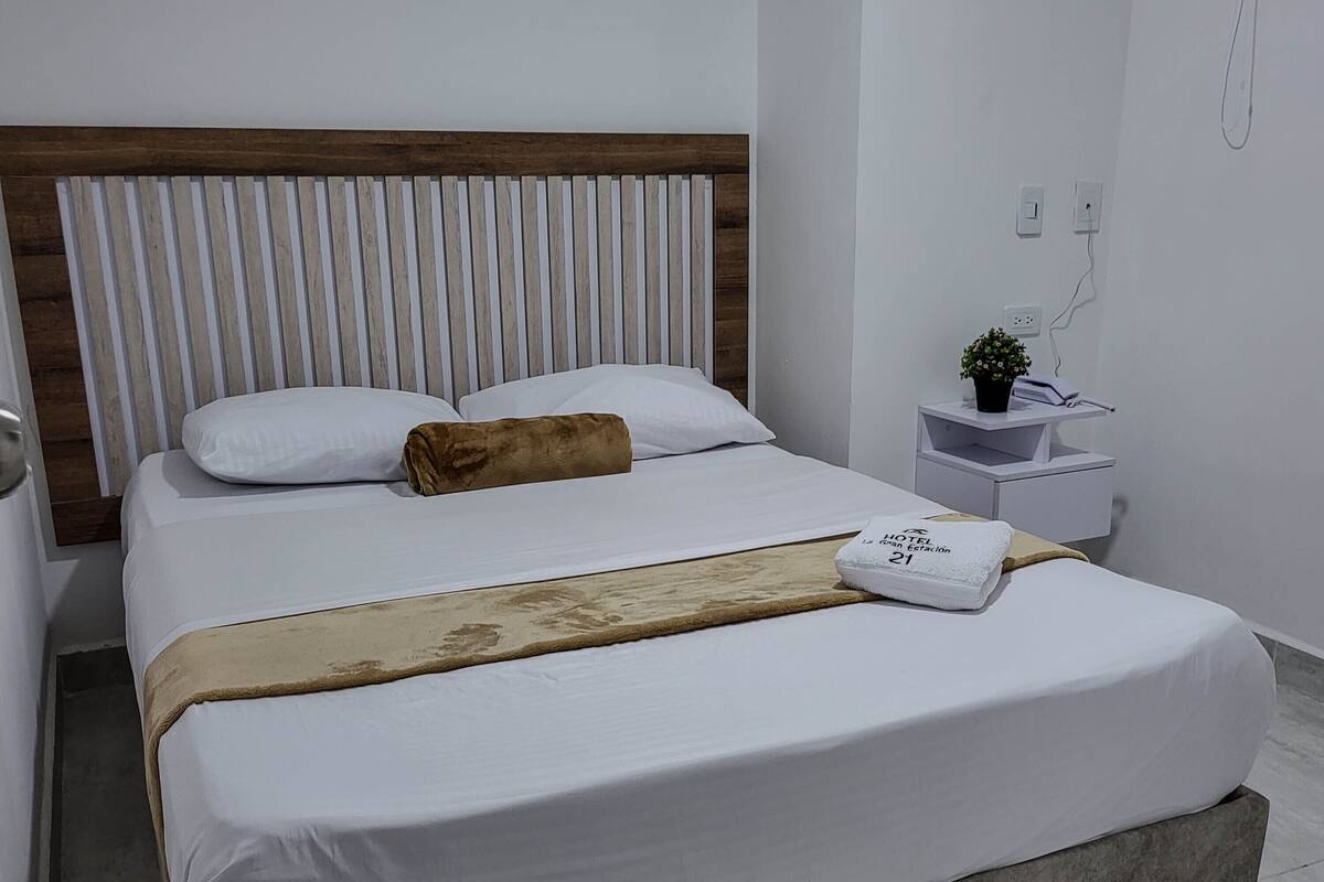 Quarto básico | Wi-Fi de cortesia, individualmente decorados, individualmente mobiliados