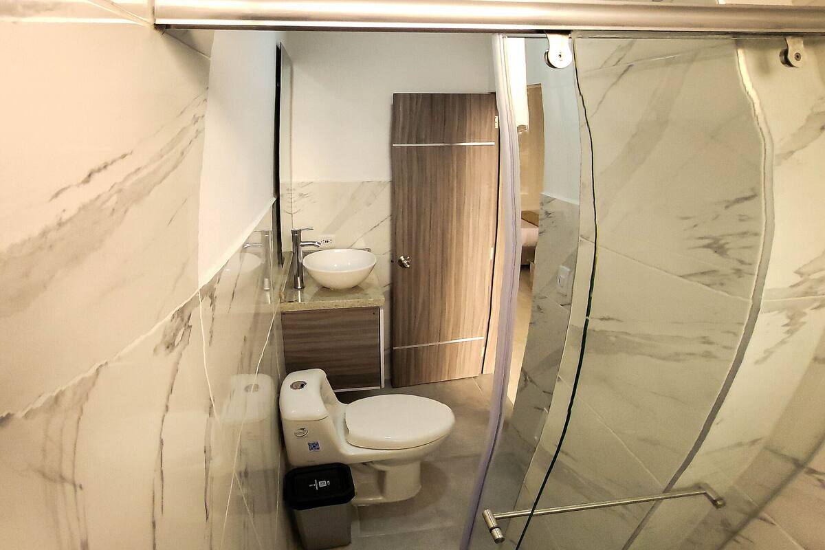 Quarto triplo luxo, vista para a cidade | Wi-Fi de cortesia, individualmente decorados, individualmente mobiliados