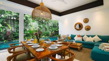 Villa Familiar, 3 quartos, piscina privativa, vista para o jardim | Sala de estar | Smart TV de 41 polegadas com canais por cabo, Netflix