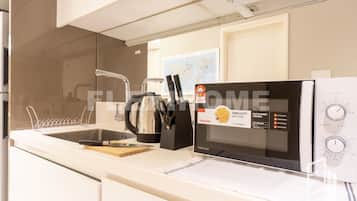 Suite-Estúdio Design, 1 cama queen-size, não fumadores, banheira | Cozinha privada | Um frigorífico/congelador grande, um micro-ondas, uma chaleira elétrica