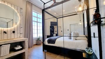 Quarto casal luxo | 1 quarto, camas Tempur-Pedic, frigobar, cofres nos quartos