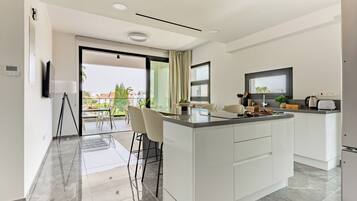 Apartamento, 2 quartos, sacada | Sala de jantar