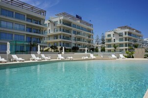 Piscina exterior, guarda-sóis, espreguiçadeiras 