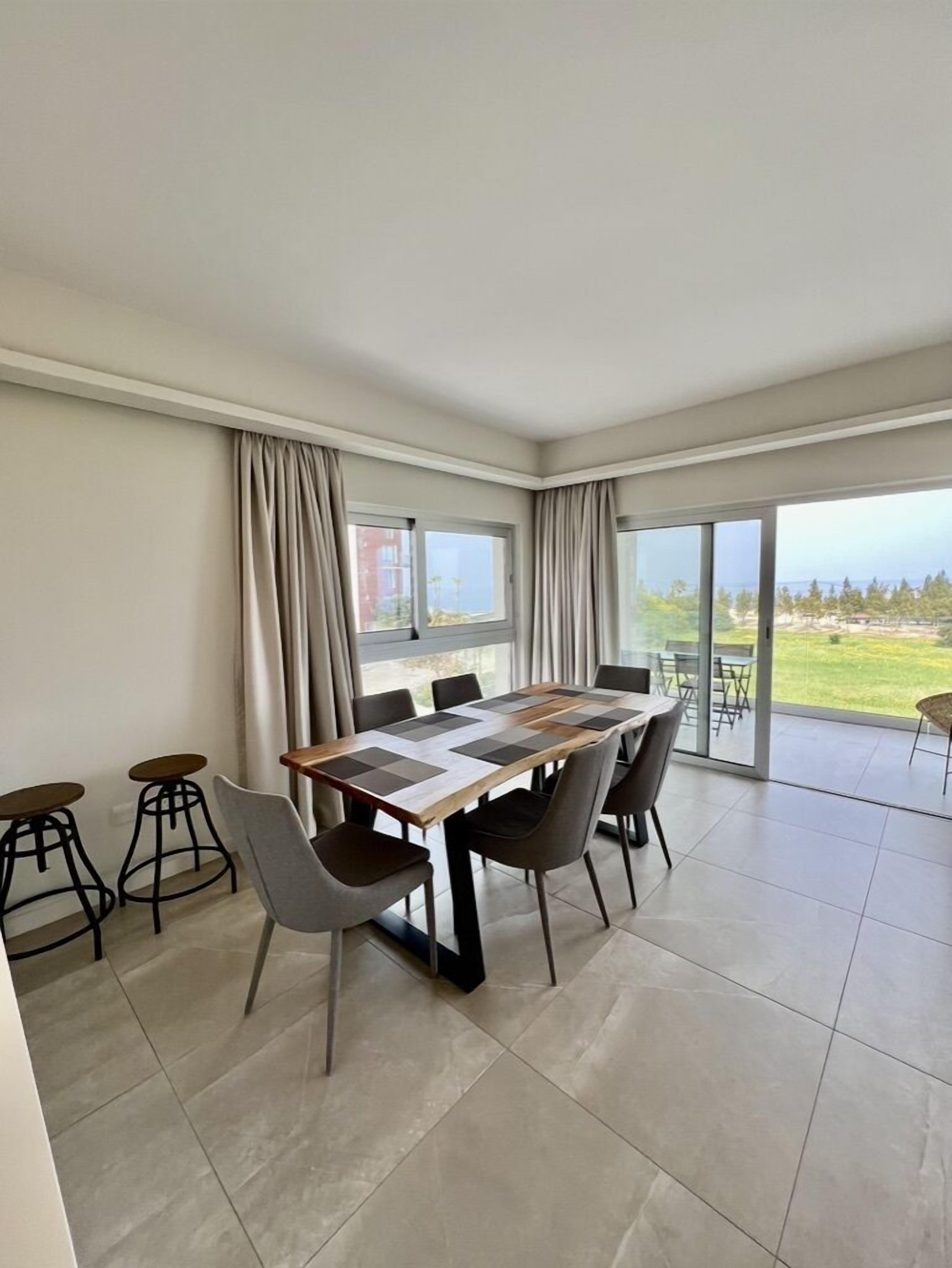 Suíte superluxo, 2 quartos, vista para o mar, ao lado da piscina | Opções para refeição no quarto