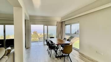 Suíte superluxo, 3 quartos, vista para o mar, ao lado da piscina | Área de estar
