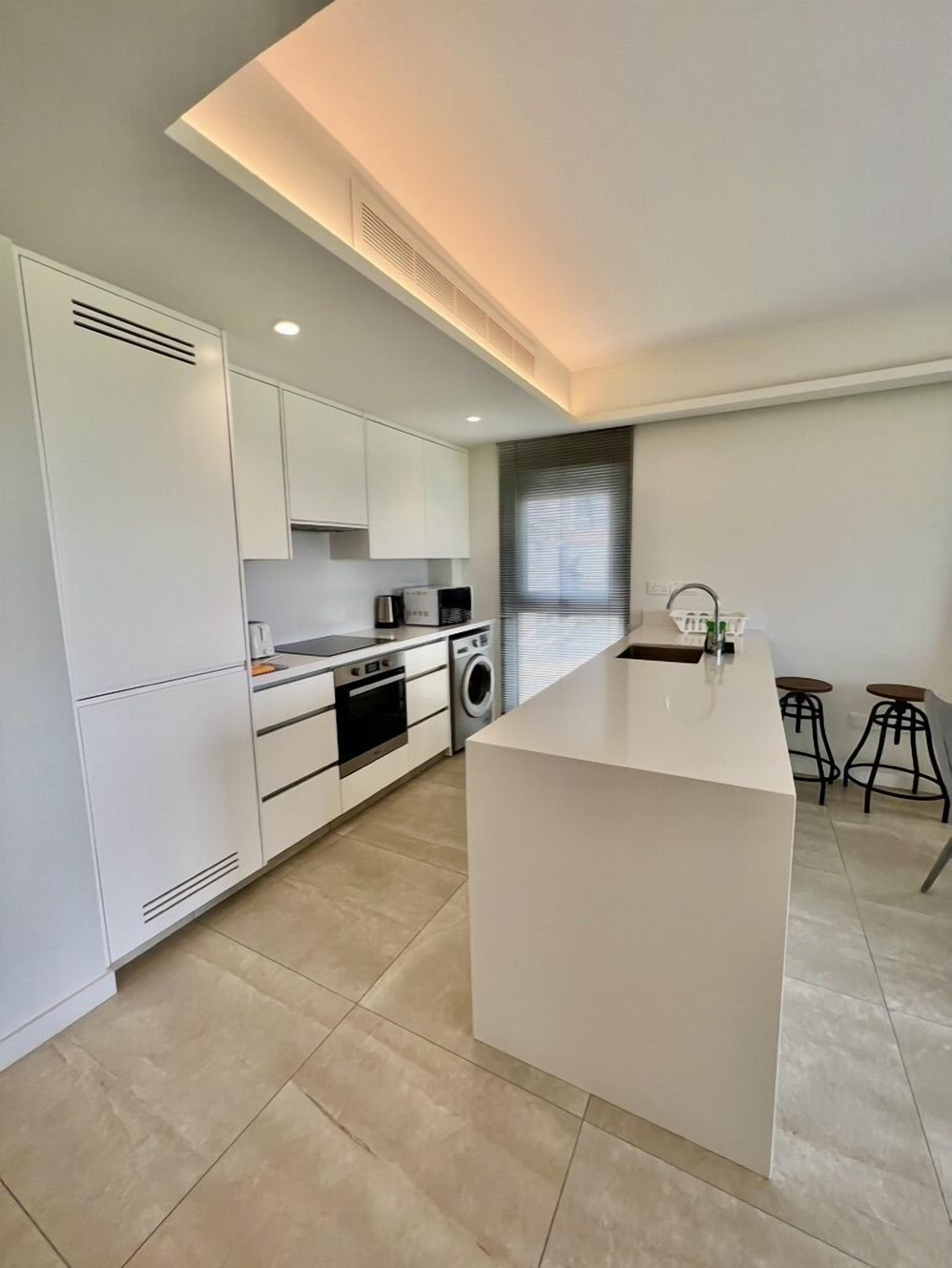 Suíte superluxo, 2 quartos, vista para o mar, ao lado da piscina | Cozinha privada | Geladeira grande, micro-ondas, talheres/pratos/utensílios de cozinha