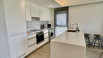 Suíte superluxo, 2 quartos, vista para o mar, ao lado da piscina | Cozinha privada | Geladeira grande, micro-ondas, talheres/pratos/utensílios de cozinha
