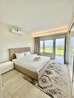 Suite de Luxo, 1 quarto, vista para o mar, junto à piscina | Casa de banho | Toalhas fornecidas 