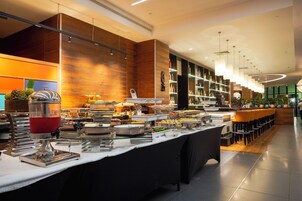 Café da manhã com buffet todos os dias mediante uma taxa