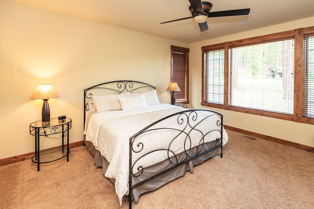 Secluded Golf Course Retreat With Firepit, Ev Charging, And Ultimate Privacy - Easton, WA