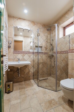 Villa Premium | Casa de banho | Um polibã, um chuveiro fixo, um secador de cabelo, chinelos