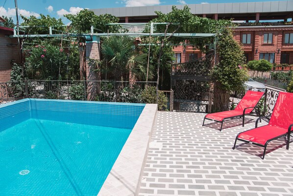 Piscina exterior sazonal