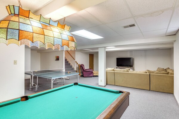 Overland Park Family Home W/ Game Room & Backyard! - Shawnee, KS