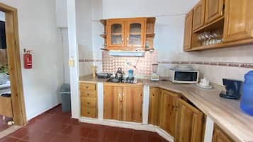 Apartamento básico, sacada, vista para o oceano | Cozinha privada | Frigobar