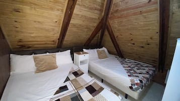 Apartamento família, várias camas, vista para o oceano | Cofres nos quartos, Wi-Fi de cortesia, roupa de cama