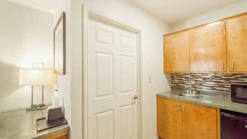 Quarto standard, 1 cama King, para não fumantes | Escrivaninha, ferros/tábuas de passar roupa, Wi-Fi de cortesia