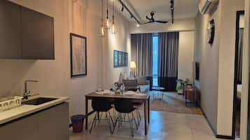 Apartamento de Luxo, 1 quarto | Sala de estar | Smart TV de 43 polegadas com canais por cabo, lareira