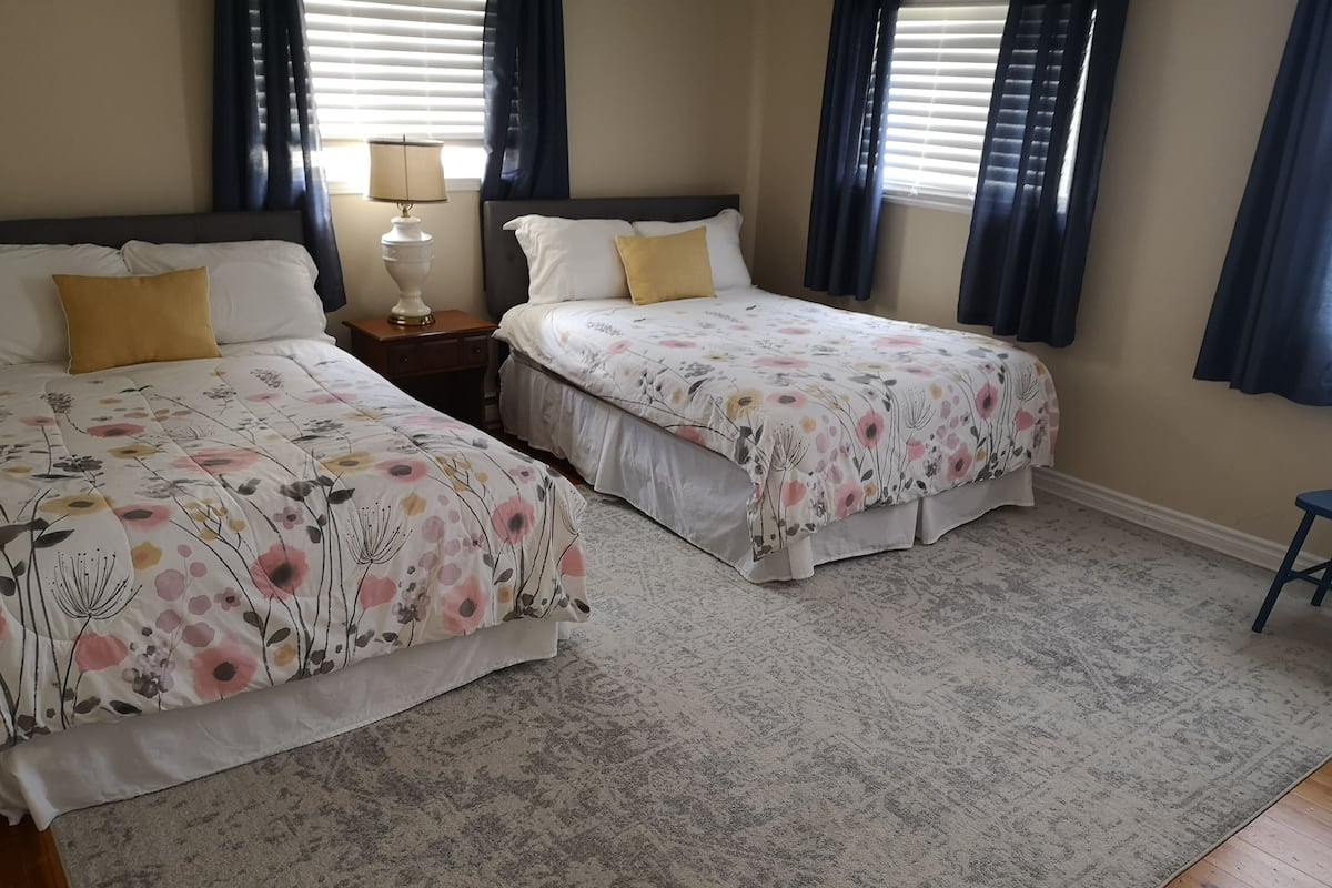 Apartamento Deluxe, 2 quartos | Cortinas/cortinados opacos, ferro/tábua de engomar, Wi-fi grátis 