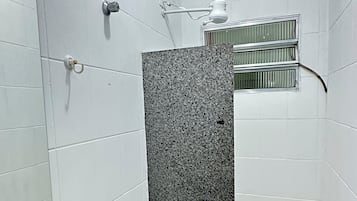 Quarto quádruplo standard | Banheiro | Toalhas de banho, sabonete, shampoo, papel higiênico
