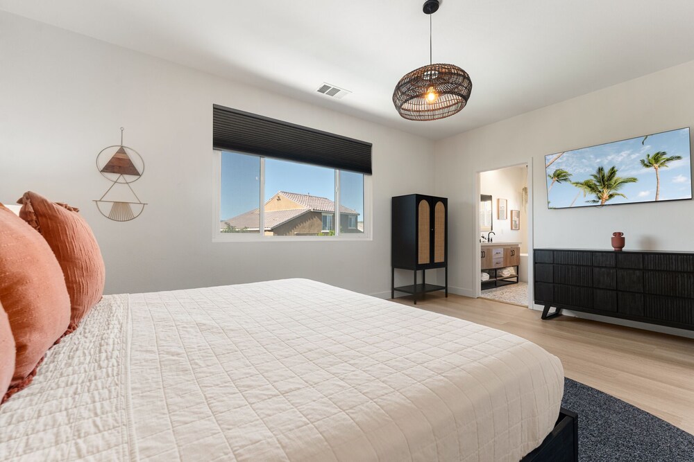 Stunning Salt-water Pool Home With Games And More! - Coachella, CA